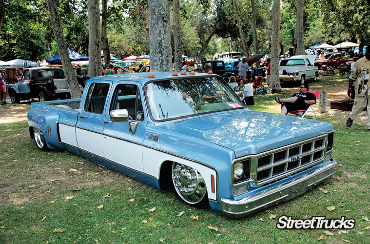 Bagged '07 Silverado LTZ on 26-Inch Raceline Blast 6 wheels