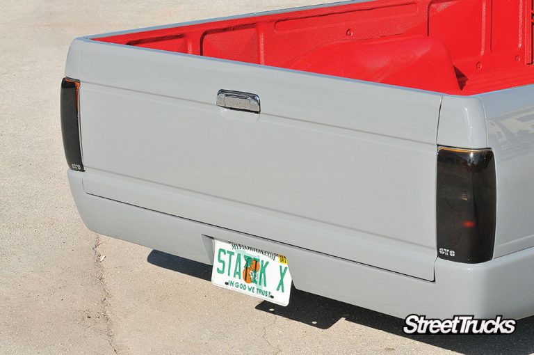 1986 Toyota pickup | STATIK-X - Street Trucks